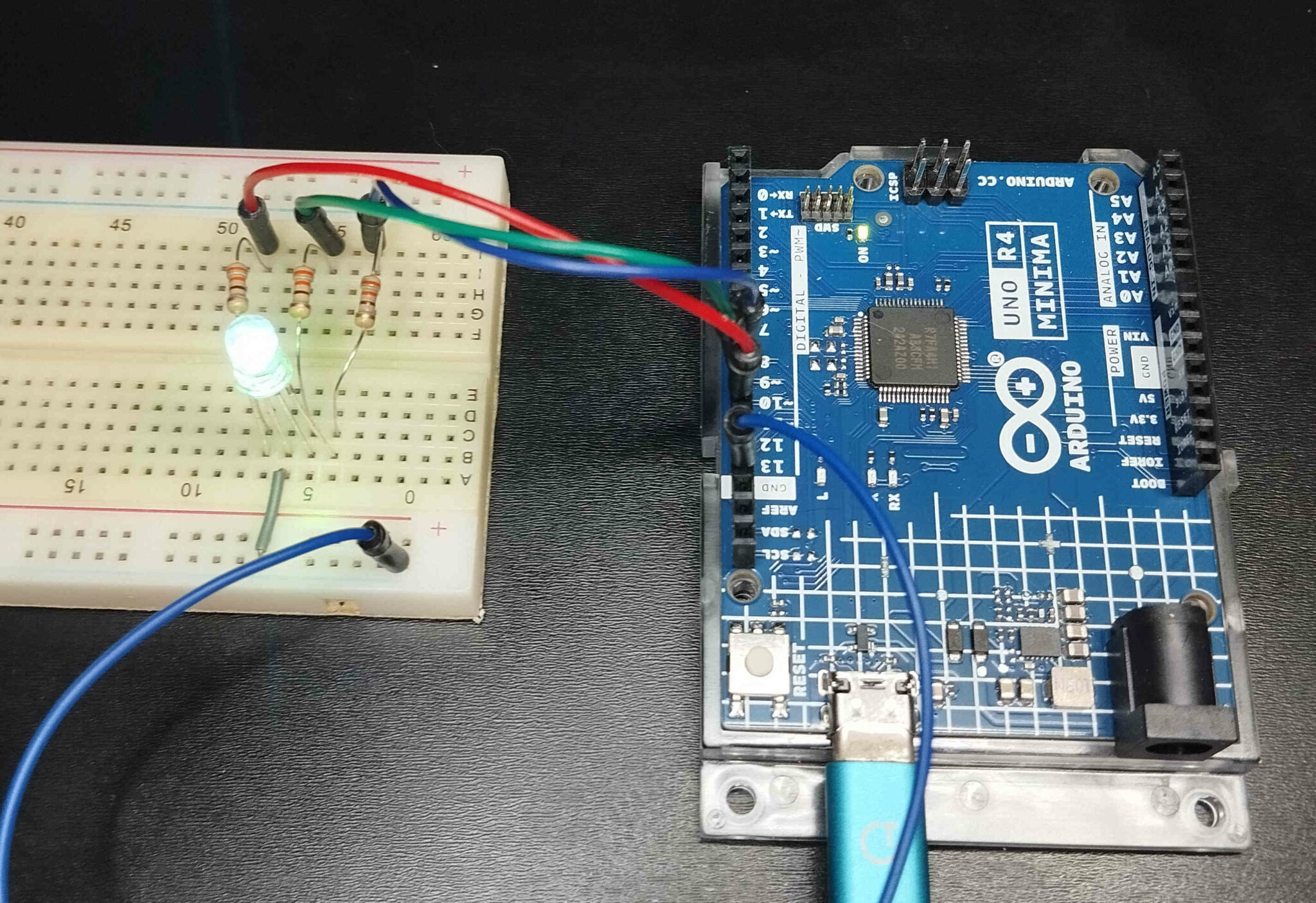🔀 Colores aleatorios con un LED RGB 🔴 🟢 🔵 - Para Arduino